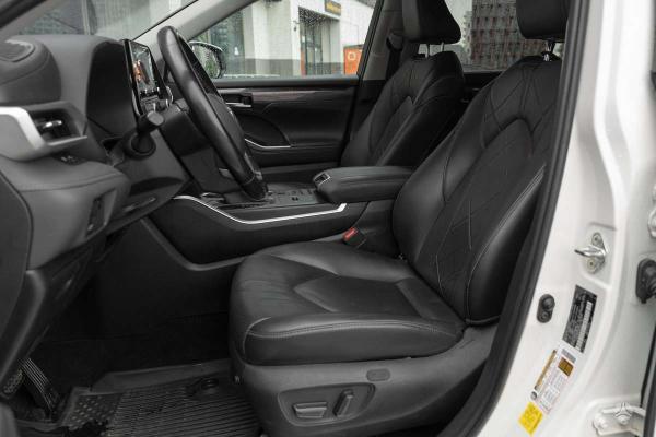 White Toyota Highlander 2020 in Vilnius, with an engine capacity of 2.49 L and mileage of 126 thousand km for 32000 €, photo 9 on AUTOMOTO.COM.LV