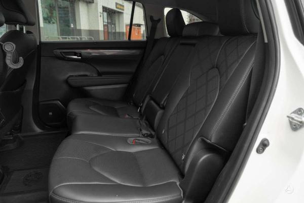 White Toyota Highlander 2020 in Vilnius, with an engine capacity of 2.49 L and mileage of 126 thousand km for 32000 €, photo 10 on AUTOMOTO.COM.LV
