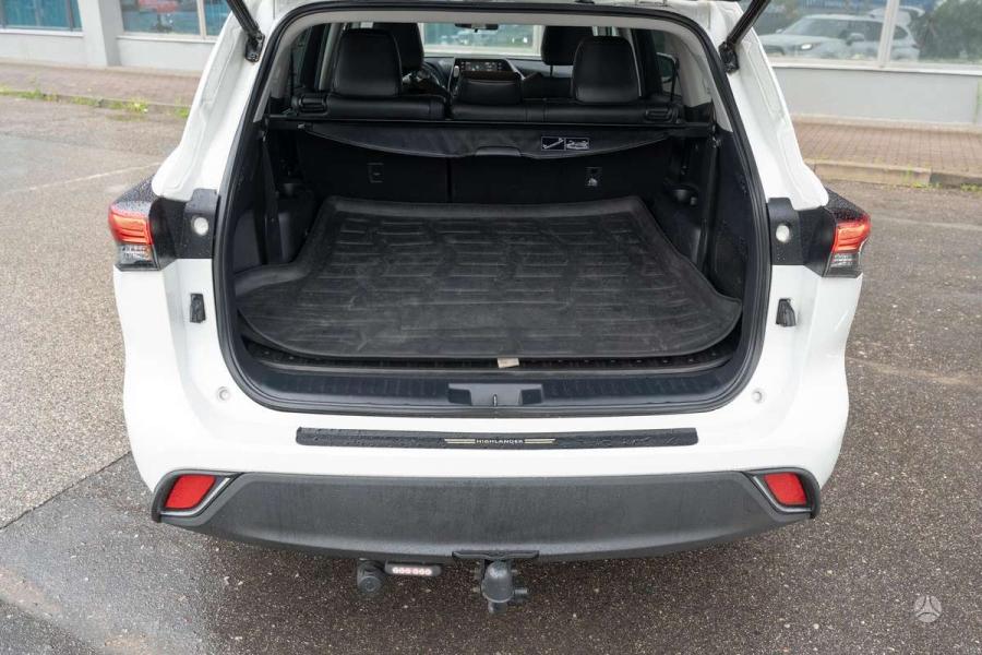 White Toyota Highlander 2020 in Vilnius, with an engine capacity of 2.49 L and mileage of 126 thousand km for 32000 €, photo 14 on AUTOMOTO.COM.LV