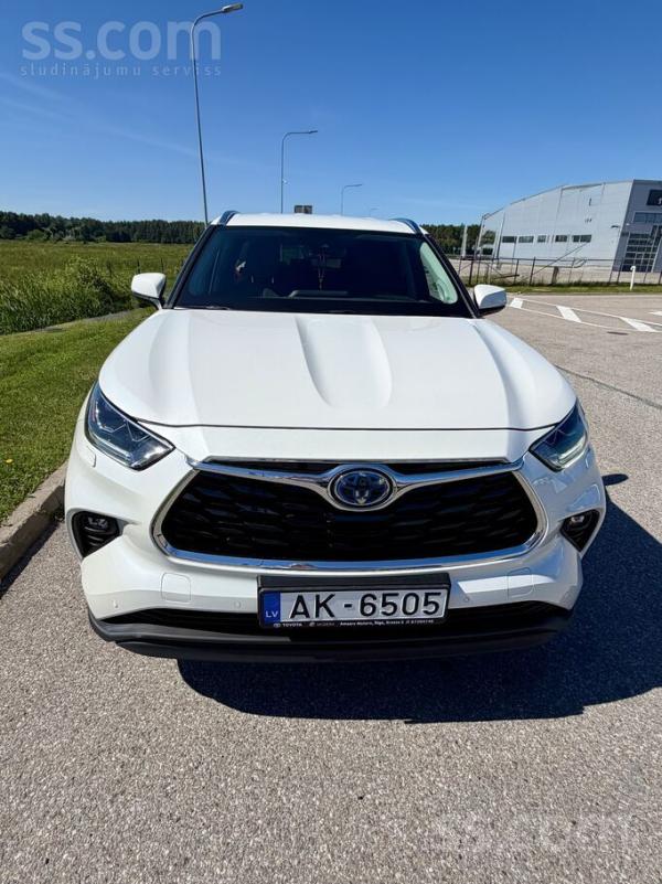 White Toyota Highlander 2021 in Riga, with an engine capacity of 2.50 L and mileage of 84 thousand km for 41900 €, photo 2 on AUTOMOTO.COM.LV