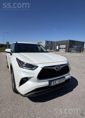 White Toyota Highlander 2021 in Riga, with an engine capacity of 2.50 L and mileage of 84 thousand km for 41900 €, photo 4 on AUTOMOTO.COM.LV