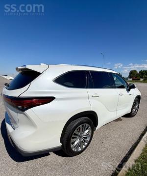 White Toyota Highlander 2021 in Riga, with an engine capacity of 2.50 L and mileage of 84 thousand km for 41900 €, photo 5 on AUTOMOTO.COM.LV