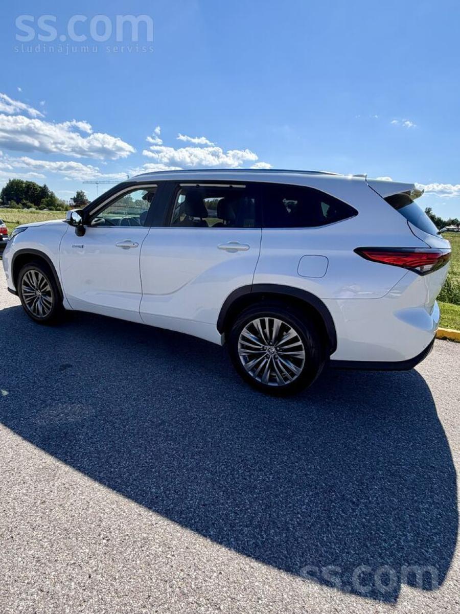 White Toyota Highlander 2021 in Riga, with an engine capacity of 2.50 L and mileage of 84 thousand km for 41900 €, photo 6 on AUTOMOTO.COM.LV