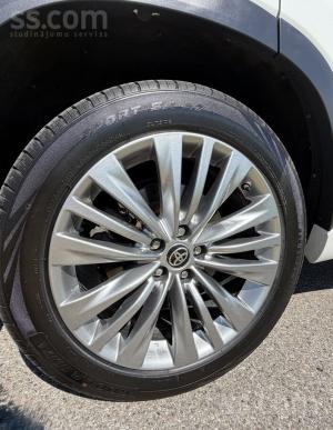White Toyota Highlander 2021 in Riga, with an engine capacity of 2.50 L and mileage of 84 thousand km for 41900 €, photo 8 on AUTOMOTO.COM.LV