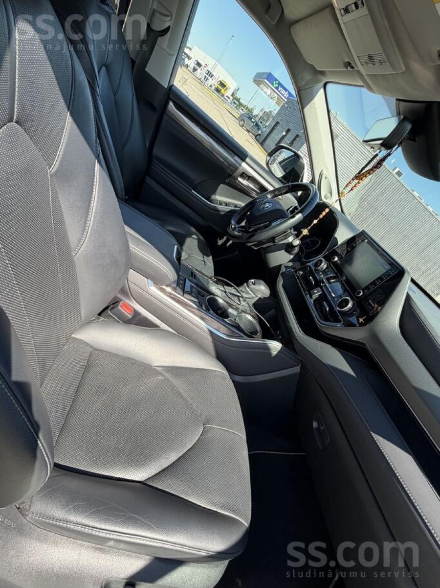 White Toyota Highlander 2021 in Riga, with an engine capacity of 2.50 L and mileage of 84 thousand km for 41900 €, photo 11 on AUTOMOTO.COM.LV