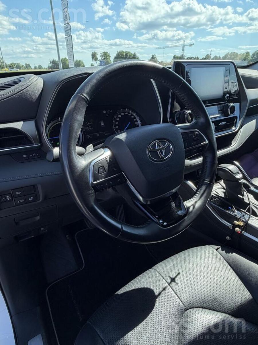 White Toyota Highlander 2021 in Riga, with an engine capacity of 2.50 L and mileage of 84 thousand km for 41900 €, photo 16 on AUTOMOTO.COM.LV