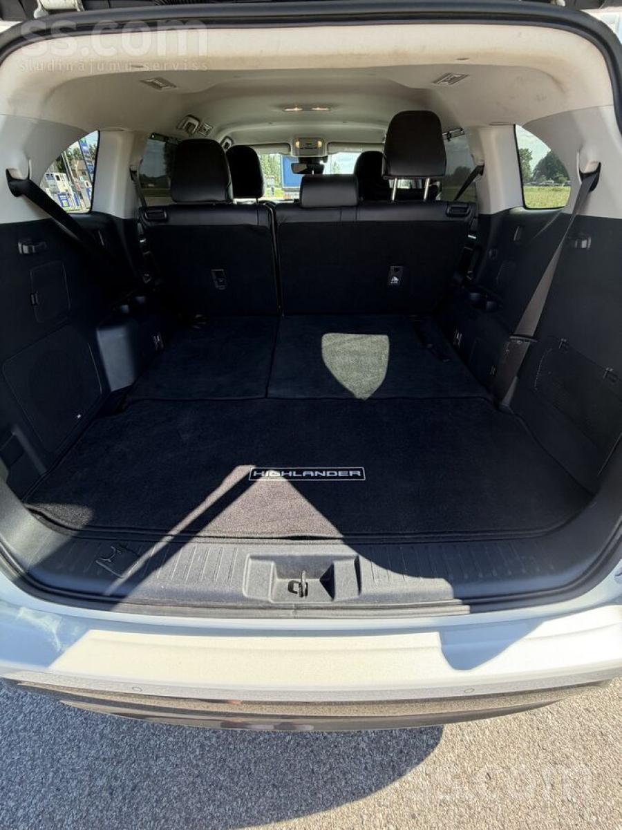 White Toyota Highlander 2021 in Riga, with an engine capacity of 2.50 L and mileage of 84 thousand km for 41900 €, photo 17 on AUTOMOTO.COM.LV