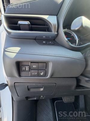 White Toyota Highlander 2021 in Riga, with an engine capacity of 2.50 L and mileage of 84 thousand km for 41900 €, photo 19 on AUTOMOTO.COM.LV
