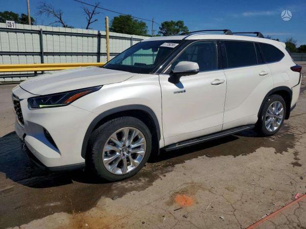 White Toyota Highlander 2021 in Klaipeda, with an engine capacity of 2.50 L and mileage of 146 thousand km for 21500 €, photo 1 on AUTOMOTO.COM.LV