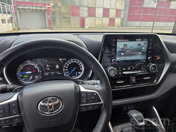 White Toyota Highlander 2022 in Riga, with an engine capacity of 2.50 L and mileage of 64 thousand km for 42500 €, photo 5 on AUTOMOTO.COM.LV