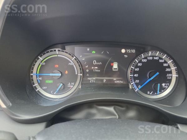 White Toyota Highlander 2022 in Riga, with an engine capacity of 2.50 L and mileage of 64 thousand km for 42500 €, photo 6 on AUTOMOTO.COM.LV