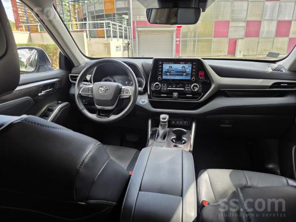 White Toyota Highlander 2022 in Riga, with an engine capacity of 2.50 L and mileage of 64 thousand km for 42500 €, photo 7 on AUTOMOTO.COM.LV