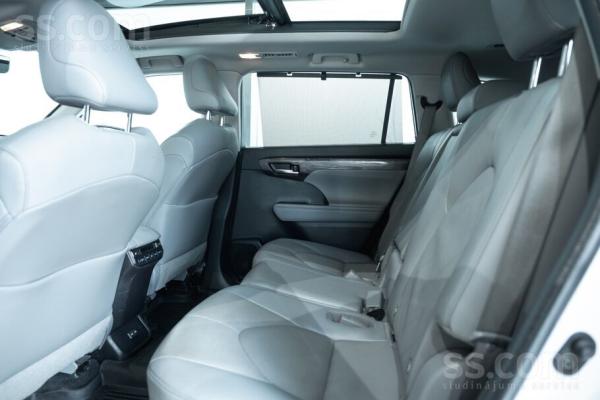 Toyota Highlander 2022 Rīga vietnē Balts Toyota Highlander 2022 Rīga, ar dzinēja tilpumu 2.50 L un nobraukumu 127 tūkst. km par 38000 €, foto 7 vietnē AUTOMOTO.COM.LV