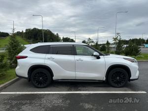 Balts Toyota Highlander 2023 Tallina, ar dzinēja tilpumu 2.50 L un nobraukumu 63 tūkst. km par 49990 €, foto  vietnē AUTOMOTO.COM.LV