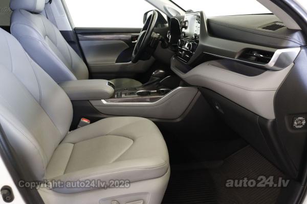 White Toyota Highlander 2021 in Tallinn, with an engine capacity of 2.49 L and mileage of 62 thousand km for 43000 €, photo 7 on AUTOMOTO.COM.LV