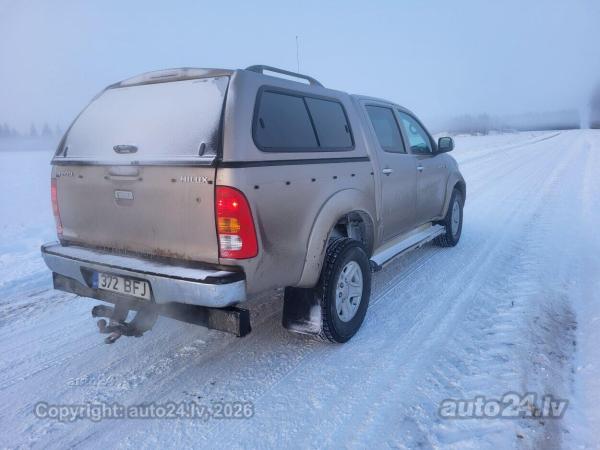 Smilšu krāsa Toyota Hilux 2011 Pērnava, ar dzinēja tilpumu 3.00 L un nobraukumu 375 tūkst. km par 14999 €, foto 3 vietnē AUTOMOTO.COM.LV