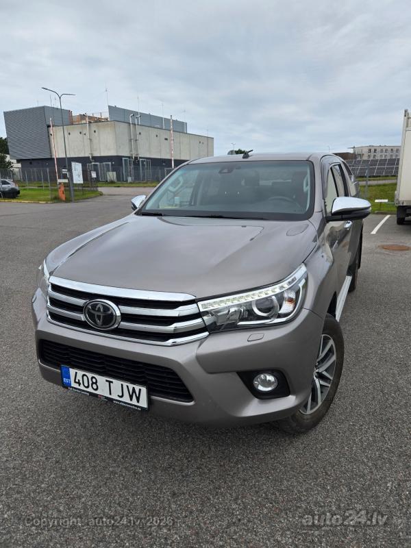 Smilšu krāsa Toyota Hilux 2020 Tallina, ar dzinēja tilpumu 2.40 L un nobraukumu 109 tūkst. km par 34500 €, foto  vietnē AUTOMOTO.COM.LV