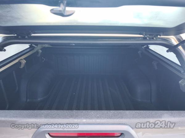 Smilšu krāsa Toyota Hilux 2023 Tallina, ar dzinēja tilpumu 2.80 L un nobraukumu 47 tūkst. km par 52500 €, foto 5 vietnē AUTOMOTO.COM.LV