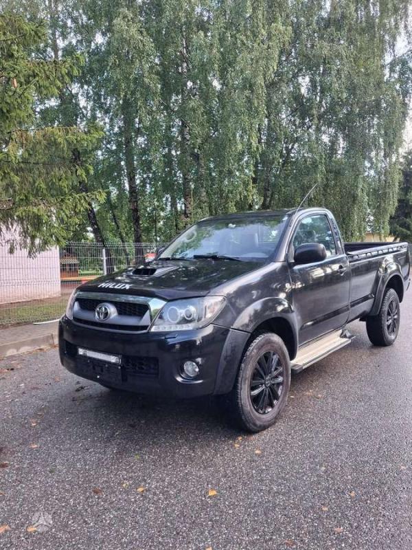 Black Toyota Hilux 2006 in Raseiniai, with an engine capacity of 2.49 L and mileage of 243 thousand km for 5500 €, photo 1 on AUTOMOTO.COM.LV