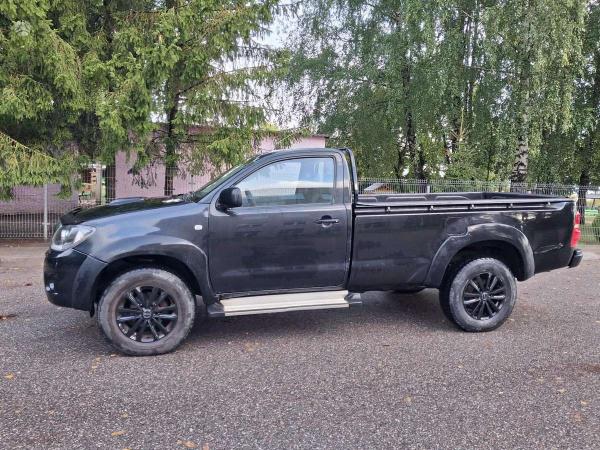 Black Toyota Hilux 2006 in Raseiniai, with an engine capacity of 2.49 L and mileage of 243 thousand km for 5500 €, photo 4 on AUTOMOTO.COM.LV