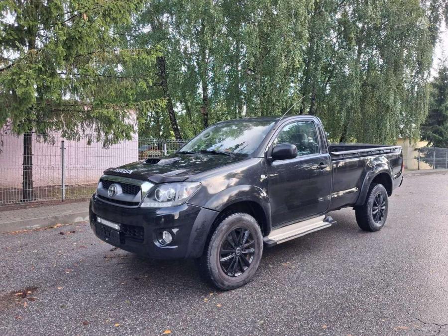 Black Toyota Hilux 2006 in Raseiniai, with an engine capacity of 2.49 L and mileage of 243 thousand km for 5500 €, photo 5 on AUTOMOTO.COM.LV