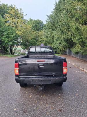 Black Toyota Hilux 2006 in Raseiniai, with an engine capacity of 2.49 L and mileage of 243 thousand km for 5500 €, photo 6 on AUTOMOTO.COM.LV