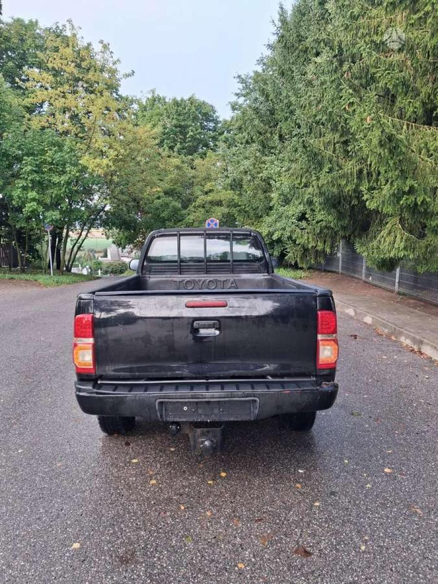 Black Toyota Hilux 2006 in Raseiniai, with an engine capacity of 2.49 L and mileage of 243 thousand km for 5500 €, photo 6 on AUTOMOTO.COM.LV