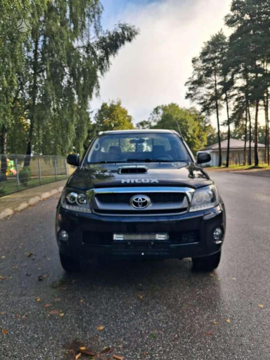 Black Toyota Hilux 2006 in Raseiniai, with an engine capacity of 2.49 L and mileage of 243 thousand km for 5500 €, photo 7 on AUTOMOTO.COM.LV
