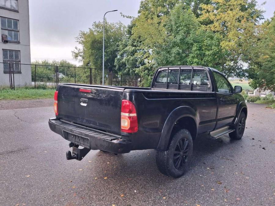 Black Toyota Hilux 2006 in Raseiniai, with an engine capacity of 2.49 L and mileage of 243 thousand km for 5500 €, photo 8 on AUTOMOTO.COM.LV