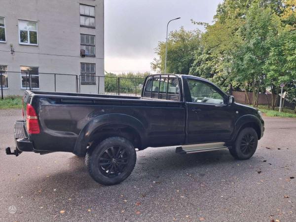 Black Toyota Hilux 2006 in Raseiniai, with an engine capacity of 2.49 L and mileage of 243 thousand km for 5500 €, photo 9 on AUTOMOTO.COM.LV