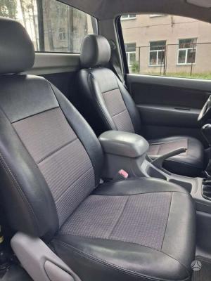 Black Toyota Hilux 2006 in Raseiniai, with an engine capacity of 2.49 L and mileage of 243 thousand km for 5500 €, photo 13 on AUTOMOTO.COM.LV