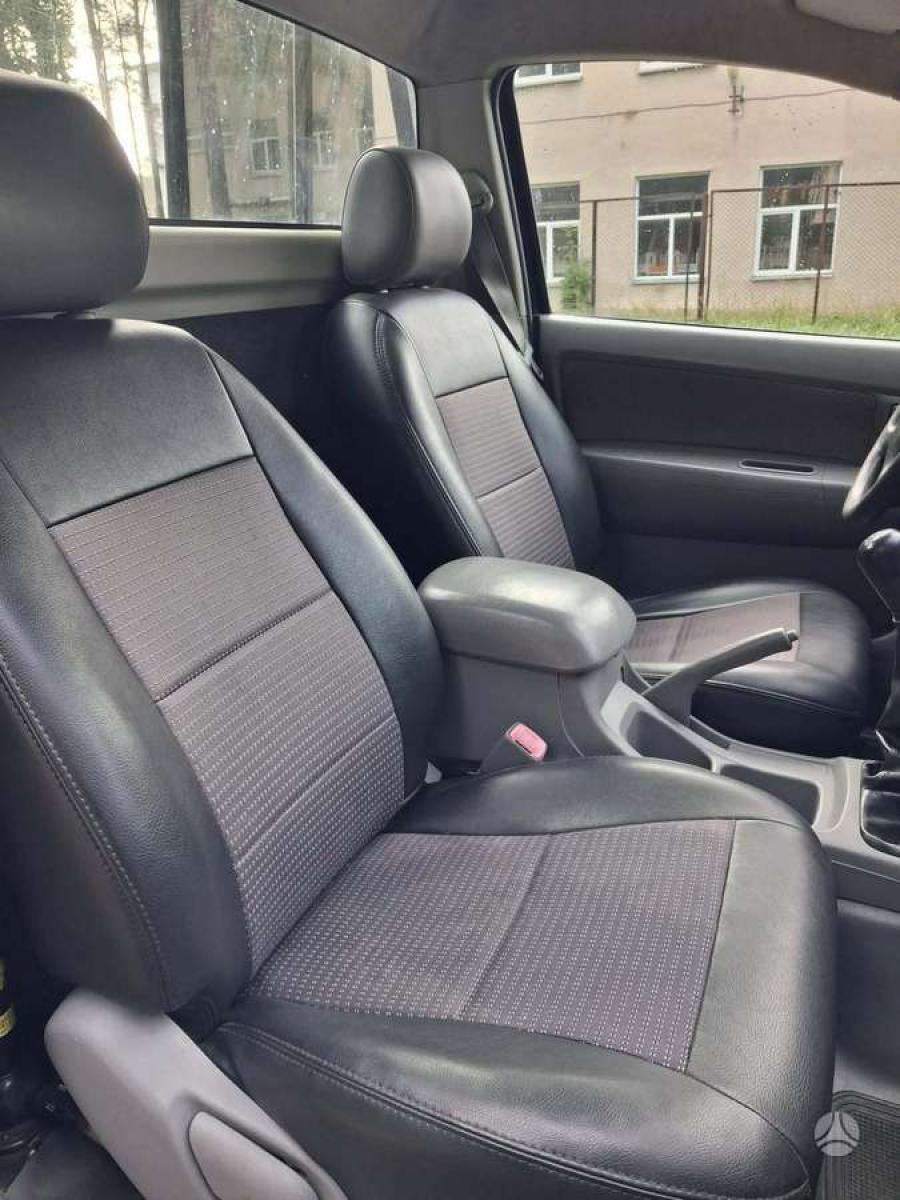 Black Toyota Hilux 2006 in Raseiniai, with an engine capacity of 2.49 L and mileage of 243 thousand km for 5500 €, photo 13 on AUTOMOTO.COM.LV