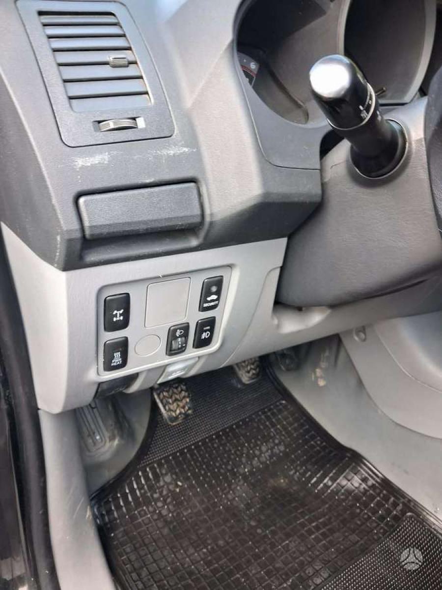 Black Toyota Hilux 2006 in Raseiniai, with an engine capacity of 2.49 L and mileage of 243 thousand km for 5500 €, photo 15 on AUTOMOTO.COM.LV