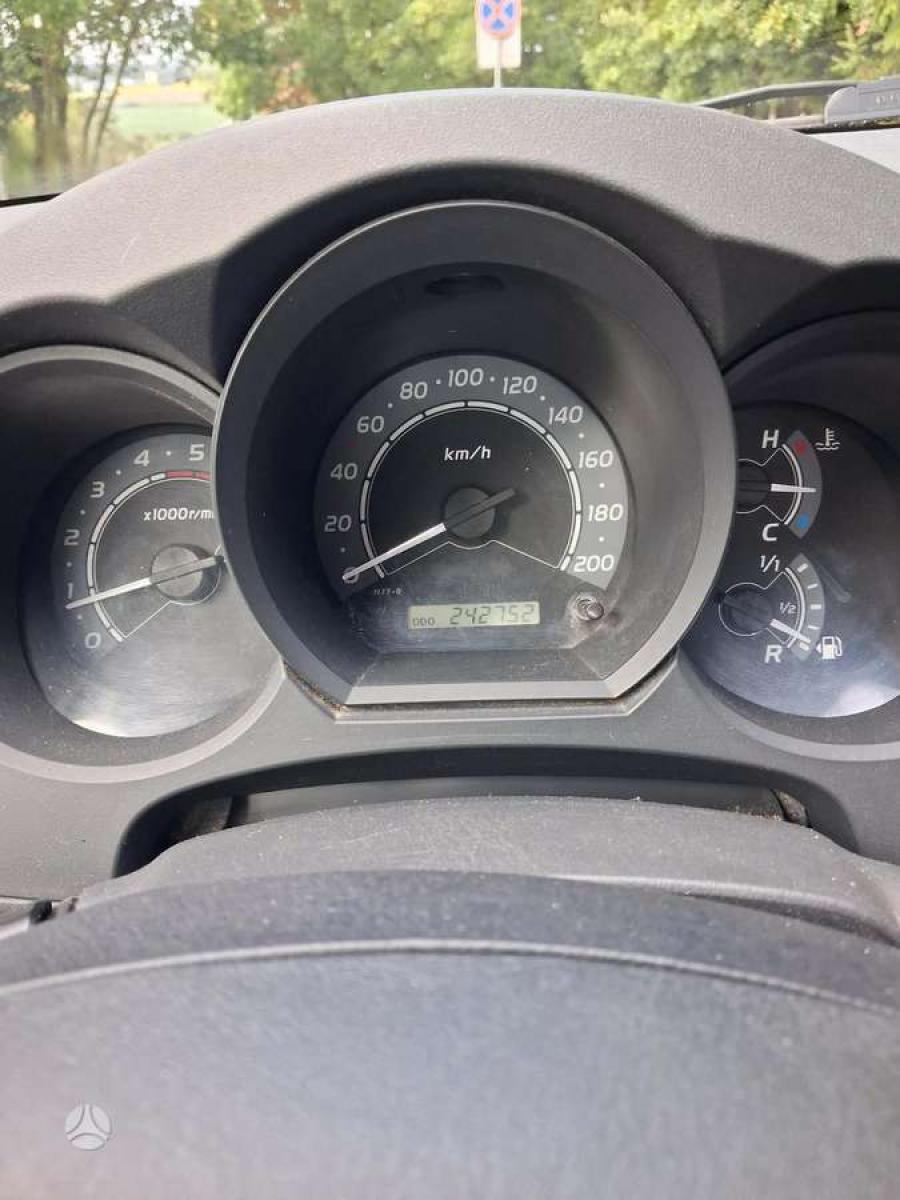 Black Toyota Hilux 2006 in Raseiniai, with an engine capacity of 2.49 L and mileage of 243 thousand km for 5500 €, photo 18 on AUTOMOTO.COM.LV