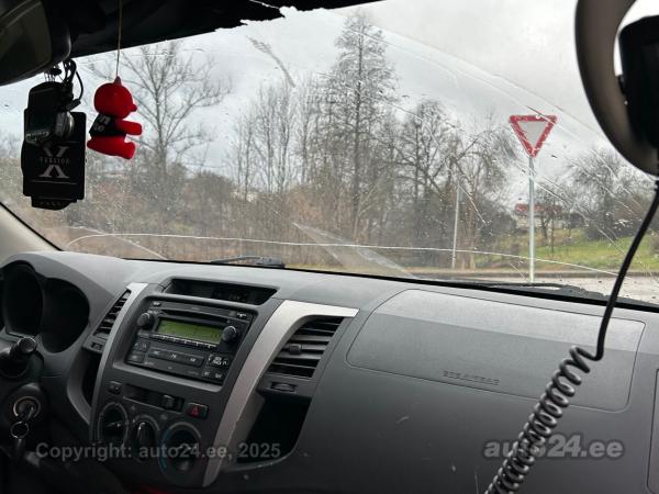 Black Toyota Hilux 2008 in Valga, with an engine capacity of 2.50 L and mileage of 0 thousand km for 6900 €, photo 11 on AUTOMOTO.COM.LV