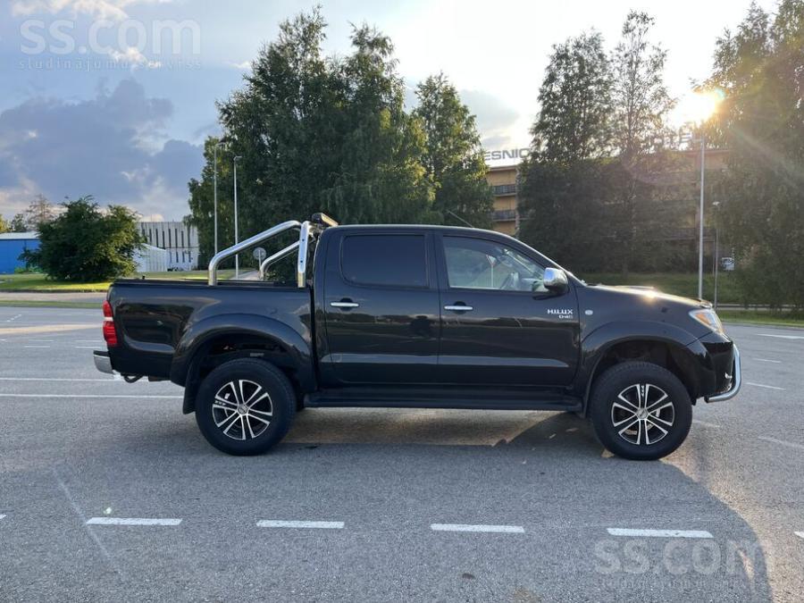 Black Toyota Hilux 2008 in Cesis, with an engine capacity of 2.50 L and mileage of 289 thousand km for 12500 €, photo 5 on AUTOMOTO.COM.LV