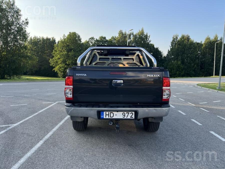Black Toyota Hilux 2008 in Cesis, with an engine capacity of 2.50 L and mileage of 289 thousand km for 12500 €, photo 7 on AUTOMOTO.COM.LV