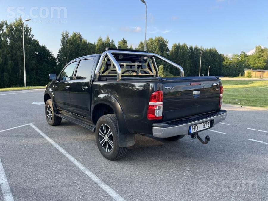 Black Toyota Hilux 2008 in Cesis, with an engine capacity of 2.50 L and mileage of 289 thousand km for 12500 €, photo 8 on AUTOMOTO.COM.LV