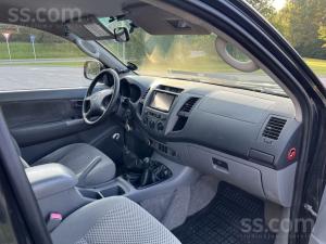 Black Toyota Hilux 2008 in Cesis, with an engine capacity of 2.50 L and mileage of 289 thousand km for 12500 €, photo 16 on AUTOMOTO.COM.LV