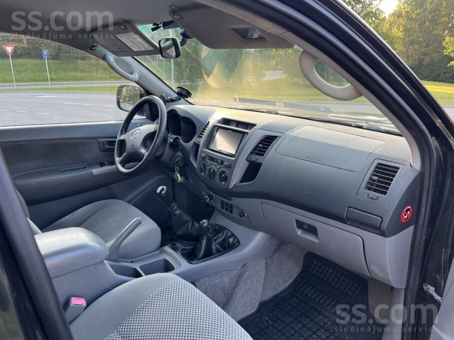 Black Toyota Hilux 2008 in Cesis, with an engine capacity of 2.50 L and mileage of 289 thousand km for 12500 €, photo 16 on AUTOMOTO.COM.LV