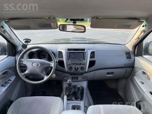 Black Toyota Hilux 2008 in Cesis, with an engine capacity of 2.50 L and mileage of 289 thousand km for 12500 €, photo 17 on AUTOMOTO.COM.LV