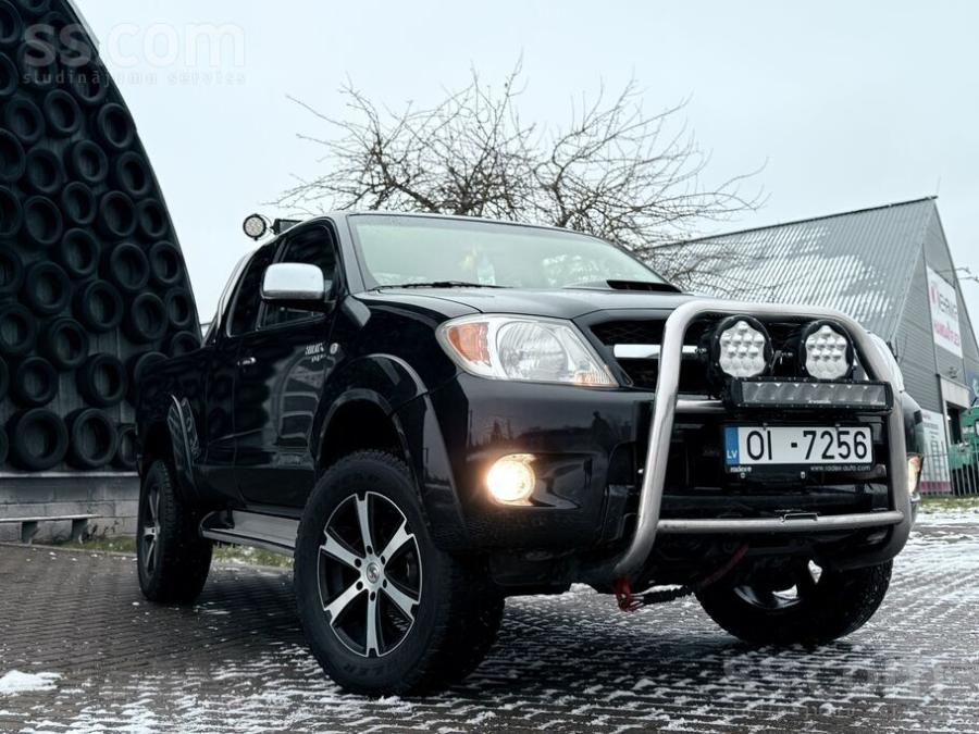 Black Toyota Hilux 2008 in Bauska, with an engine capacity of 2.50 L and mileage of 0 thousand km for 12200 €, photo 4 on AUTOMOTO.COM.LV