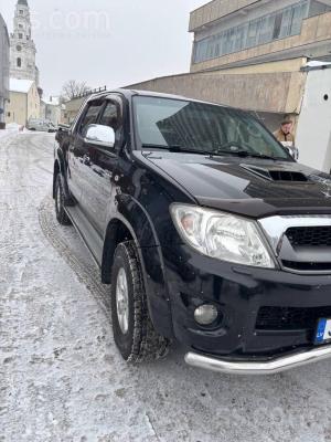 Melns Toyota Hilux 2010 Rīga, ar dzinēja tilpumu 2.50 L un nobraukumu 224 tūkst. km par 14000 €, foto  vietnē AUTOMOTO.COM.LV