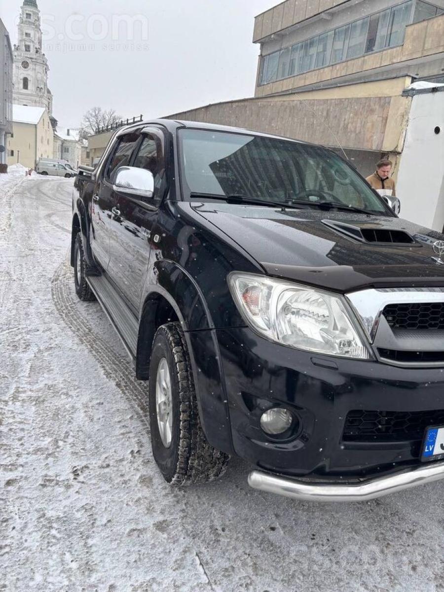 Melns Toyota Hilux 2010 Rīga, ar dzinēja tilpumu 2.50 L un nobraukumu 224 tūkst. km par 14000 €, foto 1 vietnē AUTOMOTO.COM.LV