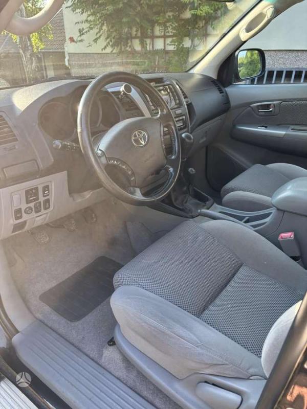 Melns Toyota Hilux 2011 Kaišiadorys, ar dzinēja tilpumu 2.98 L un nobraukumu 185 tūkst. km par 13900 €, foto 4 vietnē AUTOMOTO.COM.LV