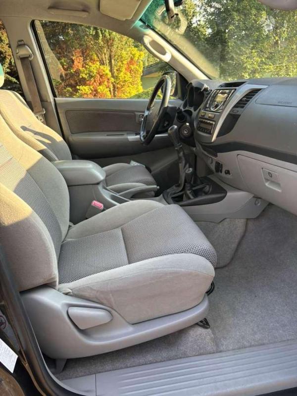 Melns Toyota Hilux 2011 Kaišiadorys, ar dzinēja tilpumu 2.98 L un nobraukumu 185 tūkst. km par 13900 €, foto 9 vietnē AUTOMOTO.COM.LV