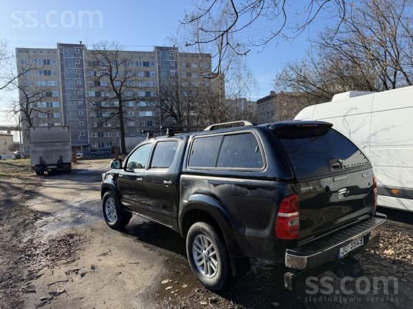 Black Toyota Hilux 2013 in Riga, with an engine capacity of 3.00 L and mileage of 266 thousand km for 16500 €, photo 3 on AUTOMOTO.COM.LV