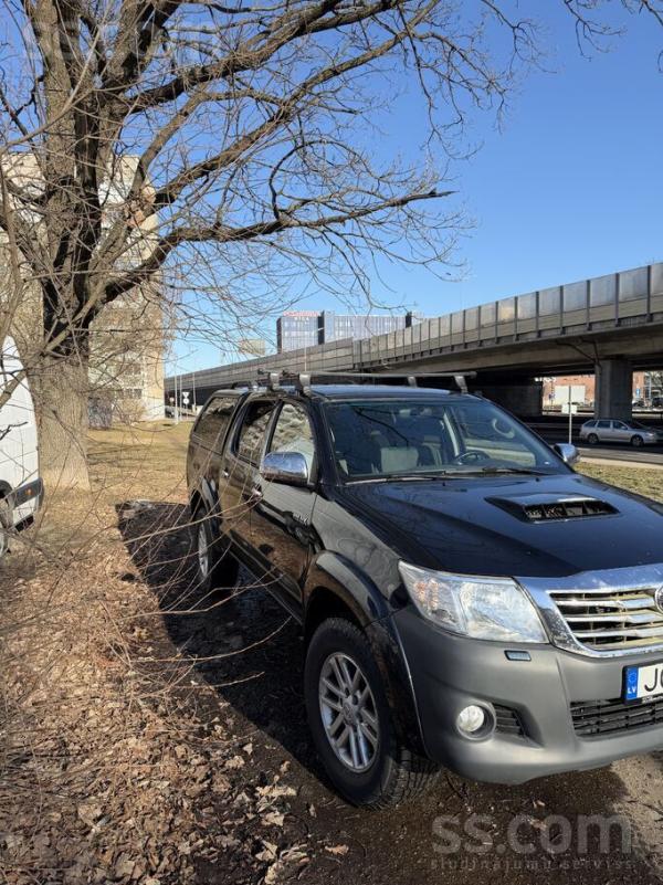 Black Toyota Hilux 2013 in Riga, with an engine capacity of 3.00 L and mileage of 266 thousand km for 16500 €, photo 4 on AUTOMOTO.COM.LV