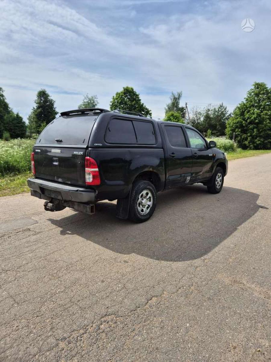 Black Toyota Hilux 2013 in Kaisiadorys, with an engine capacity of 0.00 L and mileage of 350 thousand km for 7700 €, photo 4 on AUTOMOTO.COM.LV