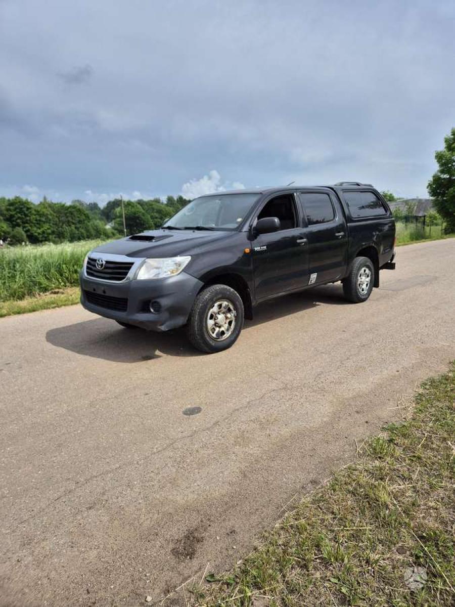 Black Toyota Hilux 2013 in Kaisiadorys, with an engine capacity of 0.00 L and mileage of 350 thousand km for 7700 €, photo 5 on AUTOMOTO.COM.LV